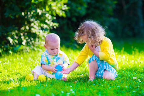 一群快乐的孩子们带着风筝和大笑的男孩在前台奔跑图片一群快乐的孩子在草地上放风筝素材高清图片摄影照片寻图免费打包下载 一群快乐的孩子们带着风筝和大笑的男孩在前台奔跑图片一群快乐的孩子在草地上放风筝素材高清图片摄影照片寻图免费打包下载