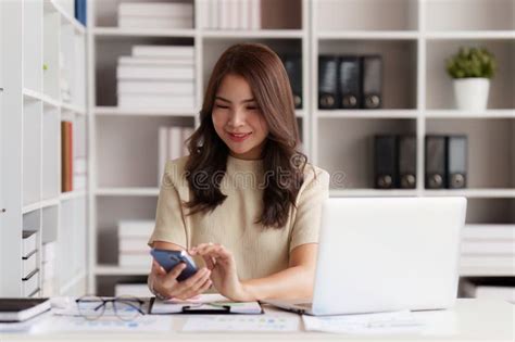 Beautiful Businesswoman Completes Kyc Using An Online Banking Program