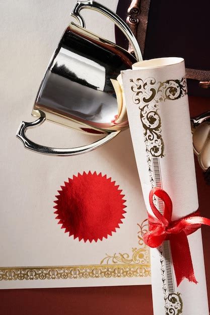 리본이 달린 빈 인증서 및 골드 트로피 프리미엄 사진