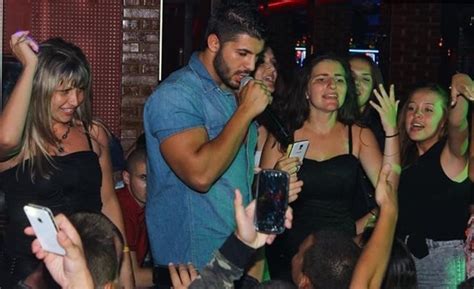 Бяла бразилка приклещва Фики Беатрис се жени за Стораро от раз