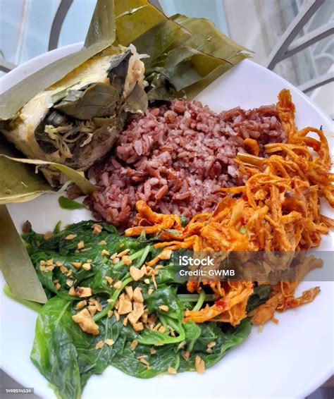 인도네시아 음식 나시 메라 아얌 케콤브랑 사유르 바얌 페페 타후 또는 두부 페페를 바나나 잎으로 싸서 요리합니다 페페는 숯불에