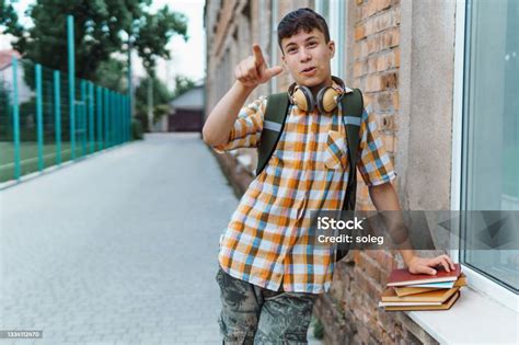 학교에 가는 길에 행복한 십대 소년 초상화 책 교육 및 학교 개념으로 돌아 와 포즈 고등학교 이하에 대한 스톡 사진 및 기타 이미지 고등학교 이하 교육 교육 시설