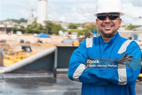 Ppe를 착용선박의 라틴계 해군 갑판 장교 선체 바지 40 44세에 대한 스톡 사진 및 기타 이미지 40 44세 건설 산업 남자 Istock