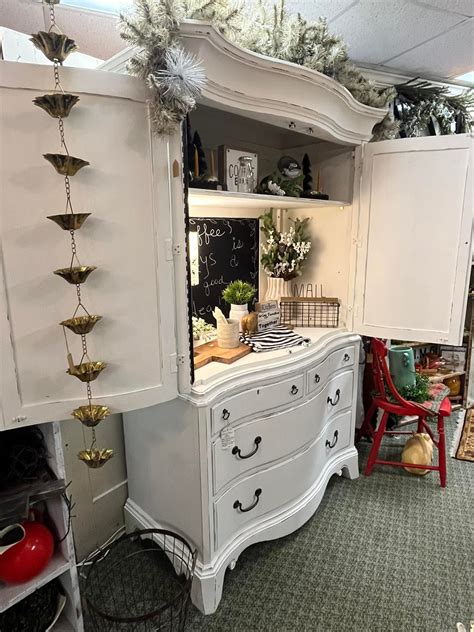 Who Wouldnt Like To Have A Secret Cubby Of Antiques