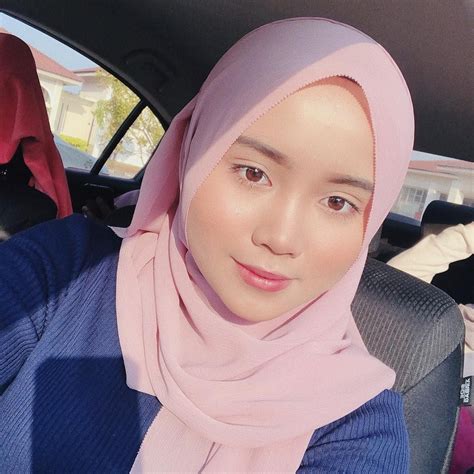 Hijab Pink Main Dalam Kereta