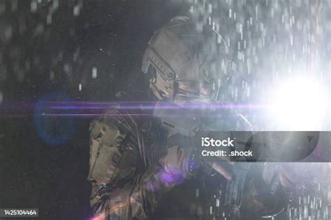비오는 밤에 위험한 임무를 수행하는 돌격 소총 플레이트 캐리어 및 전투 헬멧을 갖춘 전투 유니폼을 입은 육군 병사 25 29세에 대한 스톡 사진 및 기타 이미지 Istock