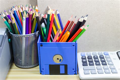 플로피 디스크를 재활용 창조적 인 개체는 상자에 펜 연필가 위 등의 매장 용품에 사용 Diy에 대한 스톡 사진 및 기타 이미지 Diy 가위 개념 Istock