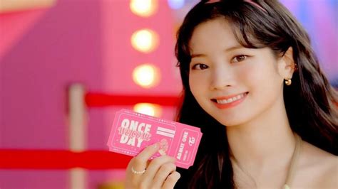 بیوگرافی کیم داهیون خواننده گروه توایس زندگی شخصی، عکس و پیج