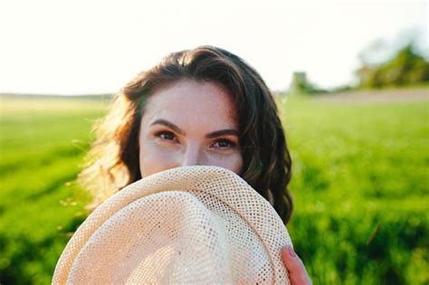 태양 빛 아래 밀짚 모자와 그녀의 얼굴을 숨기고 마법의 눈을 가진 예쁜 소녀 야외에서 미소 아름다운 소녀의 초상화 30 34세에 대한 스톡 사진 및 기타 이미지 Istock