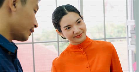 비즈니스 사람들은 사무실의 프로젝트 계획 보드에서 일하고 동료 친구와 대화하여 프로젝트 개발을 분석합니다 그들은 유리 벽에 게시 된 스티커 메모를 사용하여 정리합니다