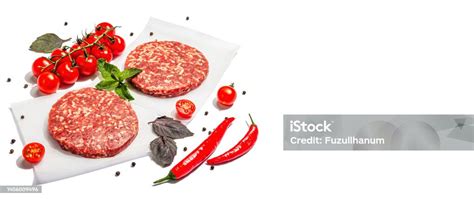 흰색 배경에 고립 된 다진 쇠고기 고기의 생 스테이크 커틀릿 신선한 야채 바질 가루로 빻은에 대한 스톡 사진 및 기타 이미지