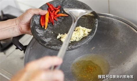 炒菜时油为何总是四处飞溅大厨只需加1物不炸锅不溅油 东方养生频道 东方养生