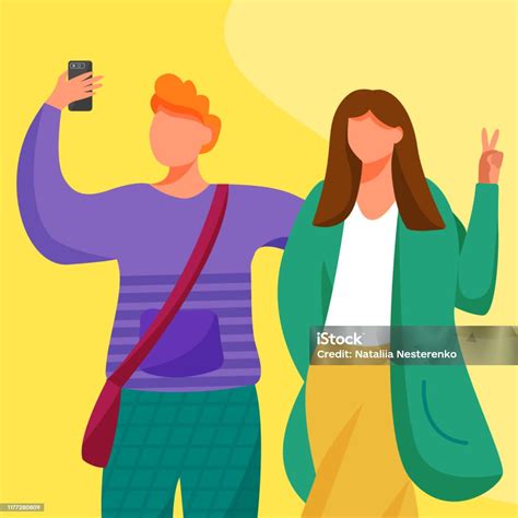 소년과 소녀 를 찍고 자기 사진 플랫 벡터 일러스트레이카 인생의 멋진 순간을 포착합니다 젊은 남자 친구와 여자 친구는 노란색 배경에 스마트 폰 셀카 고립 만화 캐릭터를