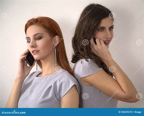 Junge Frauen Mit Handys Stockfoto Bild Von Benennen 38639678