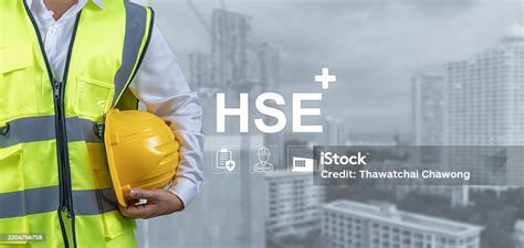 Hse 건강 안전 환경 개념 표준 안전 산업 작업 및 산업 Hse 문자 아이콘이 있는 모자를 들고 서 있는 엔지니어 산업 작업의 안전 및 보호 사고 개념에 대한 스톡 사진
