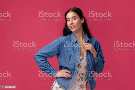 밝은 드레스와 스튜디오에서 분홍색 배경에 서 파란색 셔츠에 예쁜 젊은 여자의 초상화 사람들은 진심으로 감정 갈색 머리에 대한 스톡 사진 및 기타 이미지 Istock