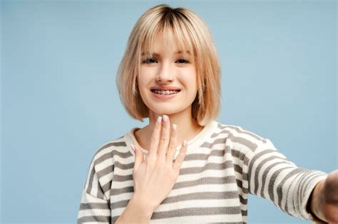 Premium Photo Beautiful Caucasian Woman With Blond Hair With Braces Communicating In Sign