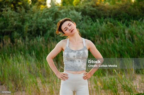 밖에서 운동하는 스포티한 여성에게 적합하고 훈련 전에 워밍업을 한다 건강한 생활방식에 대한 스톡 사진 및 기타 이미지 건강한 생활방식 레저 활동 모래 Istock