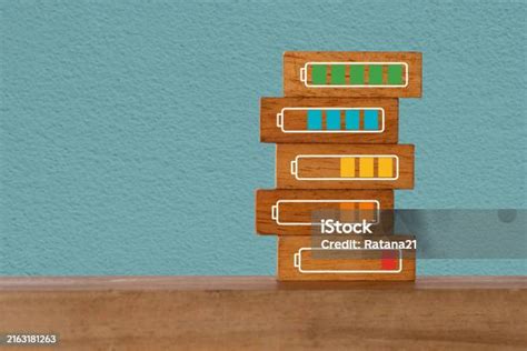 배터리 충전 표시기 나무 모델입니다 전화 충전 수준 높은 충전에서 낮은 완전 충전 에너지 또는 바 어린이 웰빙 세계 정신 건강의 날 라이프스타일을 통한 신선한 웰빙 감정까지