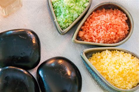 스파 트리 트 먼 트 웰빙 스파 스파에 대 한 항목에서에서 불타는 초 발 석 회와 열 대 꽃 스파 페디큐어 치료와 그릇에 목욕