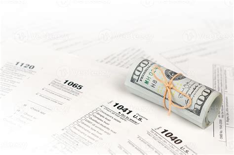 Los Formularios De Impuestos Se Encuentran Cerca Del Rollo De Billetes