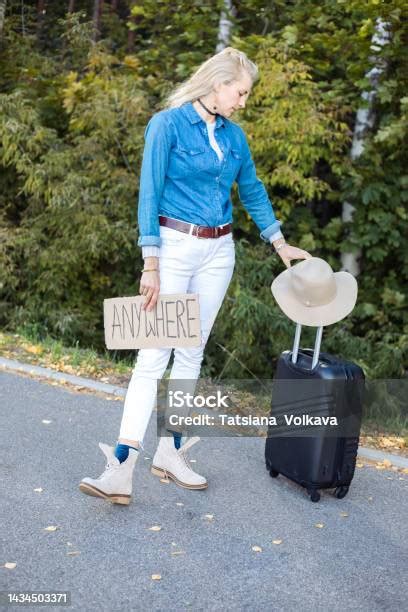 검은 여행 가방 손잡이에 플로피 모자를 쓰고 어디서나 비문이 새겨진 판지를 들고 있는 젊은 여성의 초상화 35 39세에 대한 스톡 사진 및 기타 이미지 Istock