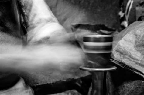 장인의 예술가 만들기 공예 도자기 조각가에 신선한 젖은 점토에서 도자기 바퀴 긴 노출 공예에 대한 스톡 사진 및 기타 이미지