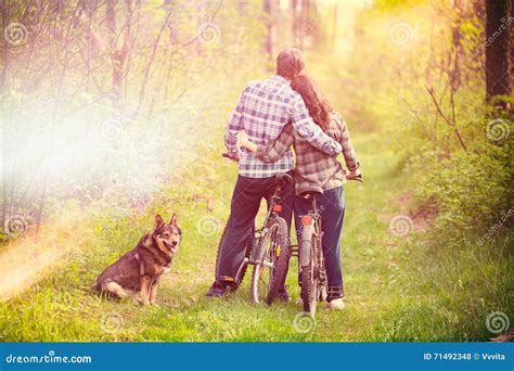 Junge Paare In Der Liebe Im Wald Stockfoto Bild Von Lebensstil