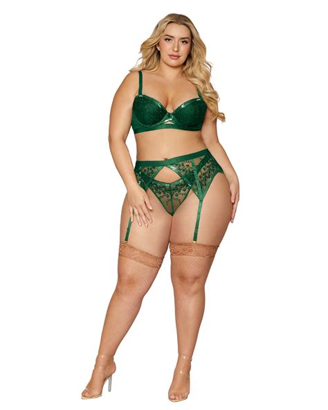 Plus Size Women In Lingerie