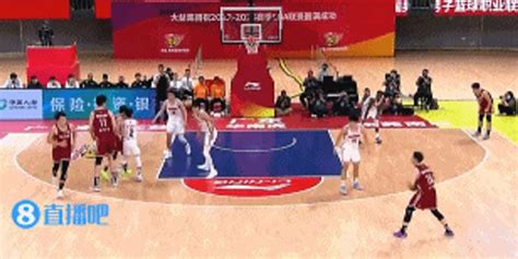 徐杰被掩护的余嘉豪顶到倒在地上 在场边检查伤情 手机新浪网