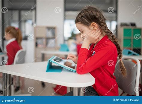 Scolaretta Usa Il Tablet Digitale Durante La Lezione In Classe Alle