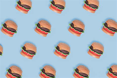 플라스틱 아이들의 원활한 패턴은 샐러드 토마토 파란색에 고기와 장난감 버거 해로운 인공 식품의 개념 해로운 유기농이 아닙니다 유용하지 않습니다 오늘날의 식품 산업 조사