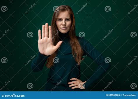 кавказская молодая женщина с карими глазами активно показывает стоп жест Стоковое Изображение