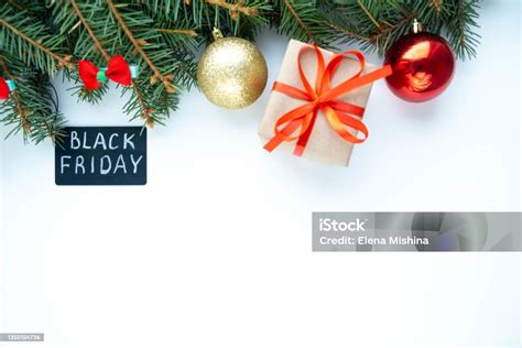 전나무 가지 크리스마스 공과 선물흰색 배경에 블랙 프라이데이 큰 판매 프로모션 기호 특별 할인 혜택 광고 메시지 휴일 쇼핑 상단 보기 텍스트에 대한 복사 공간 가격에 대한