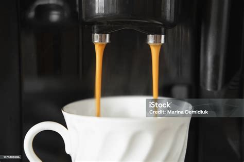 커피 머신에서 흰색 컵에 에스프레소가 쏟아집니다 신선한 블랙 아메리카노 준비 모닝 커피 준비 개념 전문 커피 브루잉 전기 자동 주방 커피 메이커 0명에 대한 스톡 사진 및