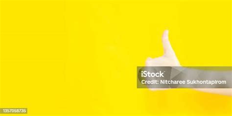 노란색 배경에 광고 홍보 또는 텍스트를 복사 공간 영역에서 엄지 손가락으로 여자의 손 개념에 대한 스톡 사진 및 기타 이미지 개념 격려 긍정적인 감정 표현 Istock