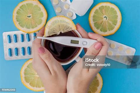 약물 알약 온도계 감기 독감 파란색 배경의 열을 치료하기위한 전통 의학 면역 유지 보수 계절 성 질병 맨 위 보기 의학 플랫 레이 0명에 대한 스톡 사진 및 기타 이미지