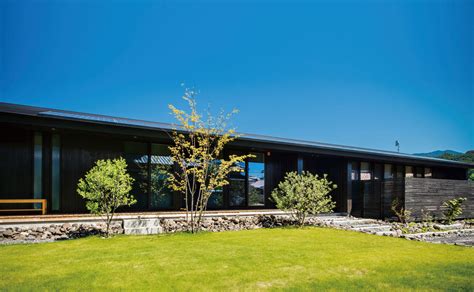 【suumo】 【2000～2500万円間取り図有】スキップフロアと土間を渡る廊下で、空間にメリハリを。焼杉の黒が光る平屋 グランハウス