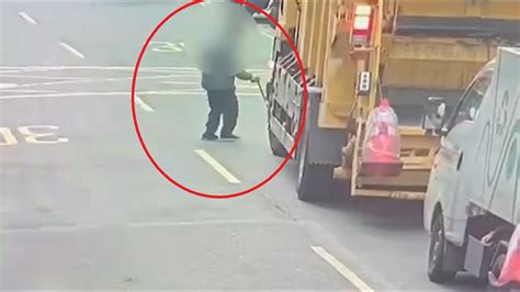 萬華獨居7旬翁拄杖穿越馬路 遭起步垃圾車撞倒輾過傷重不治