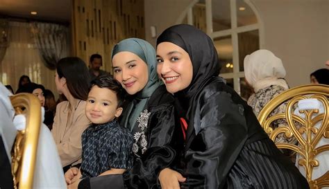 Gaya Kompak Shireen Sungkar Dan Zaskia Sungkar Kenakan Busana Kembaran Di Pernikahan Sang Adik