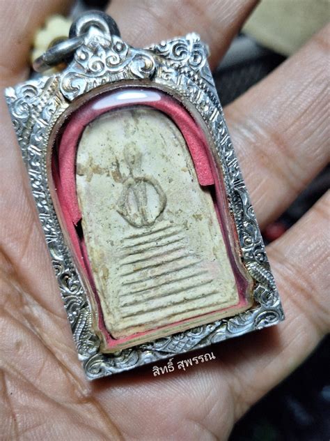 หลวงปู่ภู วัดอินทรวิหาร กทม 33 พิมพ์8ชั้นแขนหักศอกเนื้อผงมีซ่อม มีฝนด้านบนเพื่อเข้ากรอบทองโบราณ