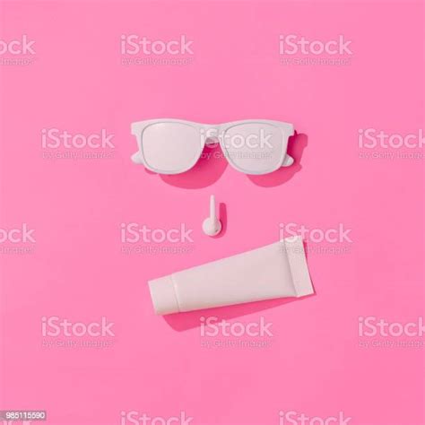 크리에이 티브 Hipster 레이아웃 복사 공간 및 파스텔 핑크 바탕에 다양 한 여름 개체입니다 최소한의 휴가 개념 플랫이 하다 개념에 대한 스톡 사진 및 기타 이미지