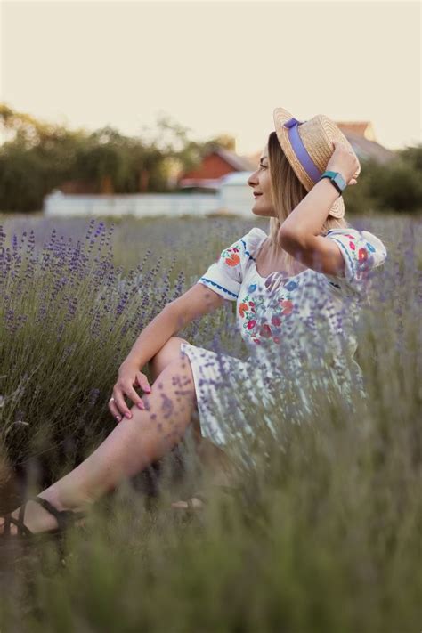 Дівчина в капелюшку