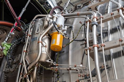 비행기가 공항에 주차 할 때 유지 보수 중에 가스 터빈 엔진이 닫힙니다 기계공과 기술자는 발전소의 유압 수리 및 점검 시스템을 수리합니다 0명에 대한 스톡 사진 및 기타