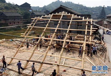 广西三江侗家喜建吊脚楼 图片频道 人民网