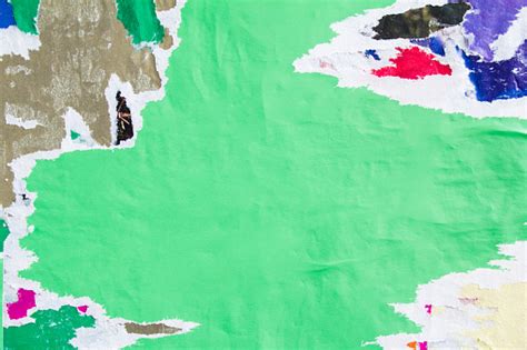 간판 배경에 더러운 접착제 얼룩이있는 녹색 찢어진 구겨진 종이 플래카드 0명에 대한 스톡 사진 및 기타 이미지 0명 간판 거리 Istock