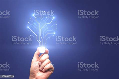 파란색 배경에 추상적 인 빛나는 회로 전구를 들고 손을 감춥니 다 미래 혁신 및 솔루션 개념 회로판에 대한 스톡 사진 및 기타 이미지 Istock