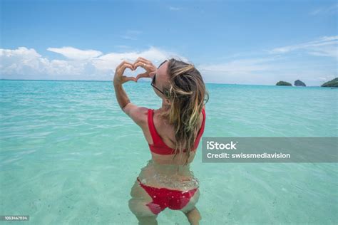 태국의 섬에 깨끗 한 맑은 물에서 목가적인 해변에 심장 모양 손가락 프레임을 만드는 젊은 여자 사람들이 여행 럭셔리 휴가 사랑 개념 20 29세에 대한 스톡 사진 및 기타