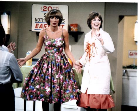 Laverne And Shirley 1976 1983 Works At Shotz Brewery As Bottlecappers