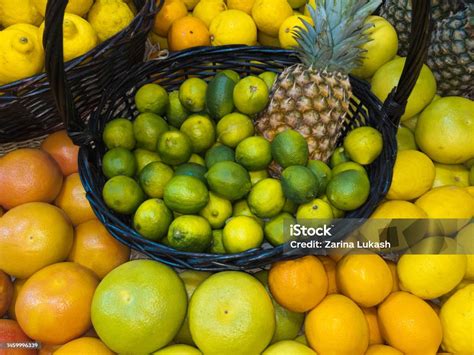 바구니에 담긴 다양한 감귤류 과일 라임 스위티 레몬 오렌지 등 감귤류 과일에 대한 스톡 사진 및 기타 이미지 감귤류 과일